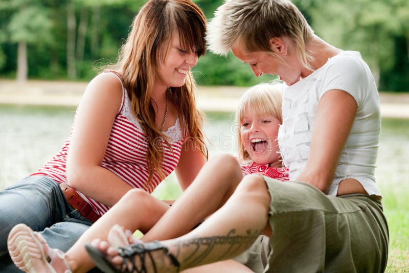 Chatouillement De Ma Petite Soeur Image stock - Image du adolescents ...