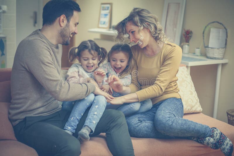 Le Chatouillement De La Soeur Est Amusement Famille Passant Le Temps ...