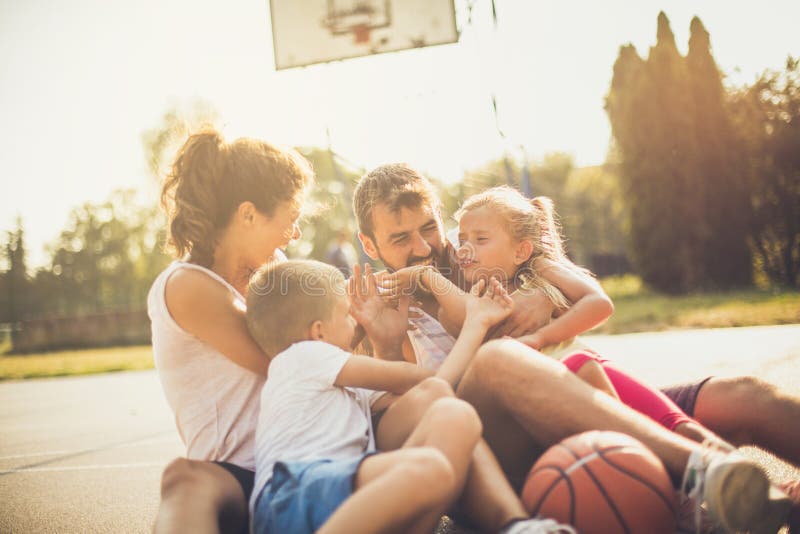 Le Chatouillement De La Soeur Est Amusement Famille Passant Le Temps ...