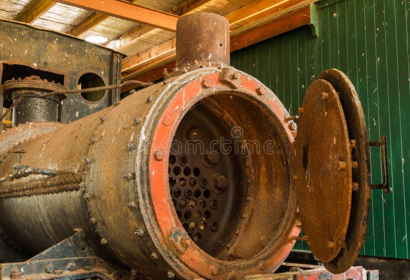 Vieille chaudière de train image stock. Image du tiges - 35461257
