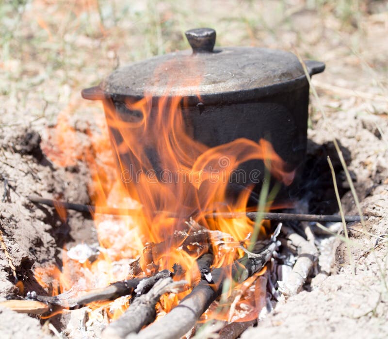Chaudron Sur Le Feu Sur La Nature Photo stock - Image du carter, noir ...