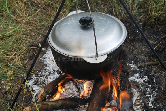Chaudron Sur Un Feu De Camp Image stock - Image of couvercle, carter ...