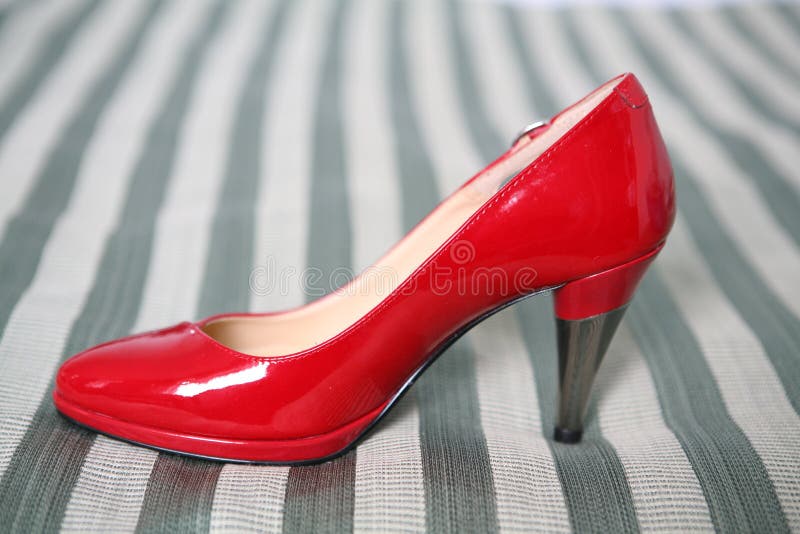 Chaussure rouge Wedding photo stock. Image du espérances - 6593858