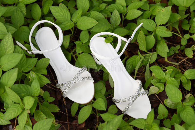 Chaussures Blanches De Mariage Photo stock - Image du robe, beauté ...