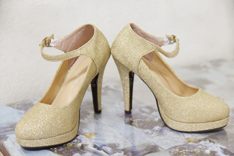 Chaussures Blanches De Mariage Photo stock - Image du chaussures, fête ...