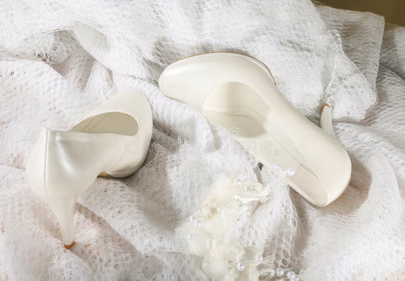 Chaussures Blanches De Mariage Photo stock - Image du occasionnel, luxe ...