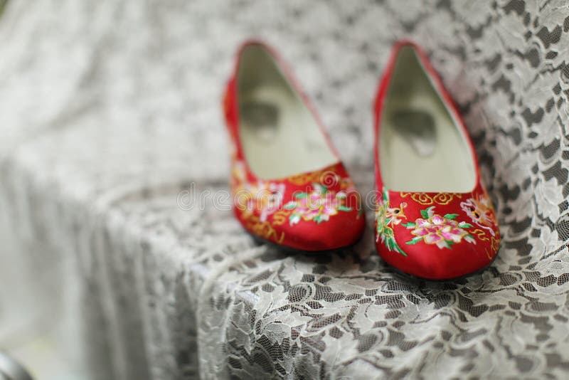 Chaussures Nuptiales Rouges De Chinois Traditionnel Photo stock - Image ...