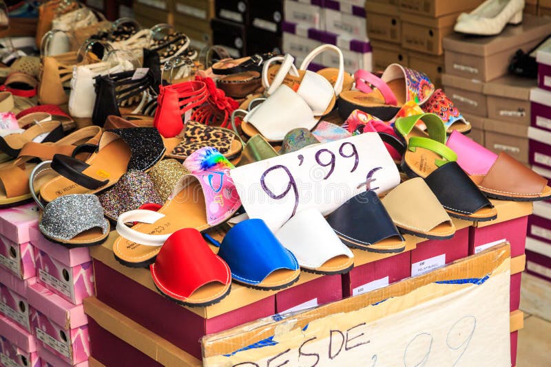 Des Chaussures En Vente - Concentrez Sur Des Paires Moyennes Image ...