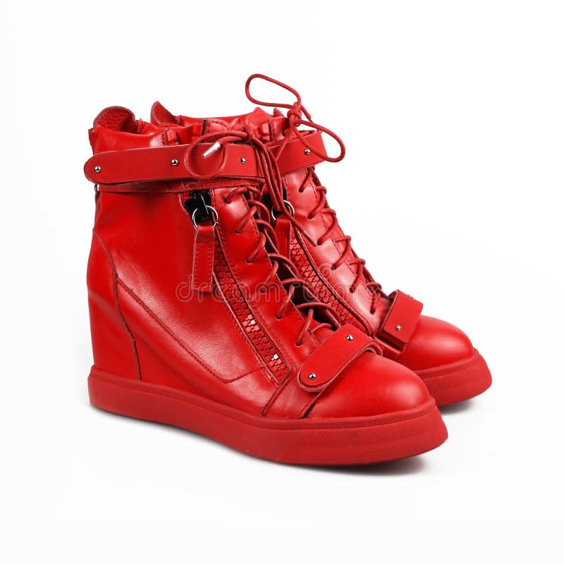 Chaussures femelles rouges photo stock. Image du mode - 82844780