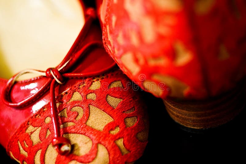 Chaussures Nuptiales Rouges De Chinois Traditionnel Photo stock - Image ...