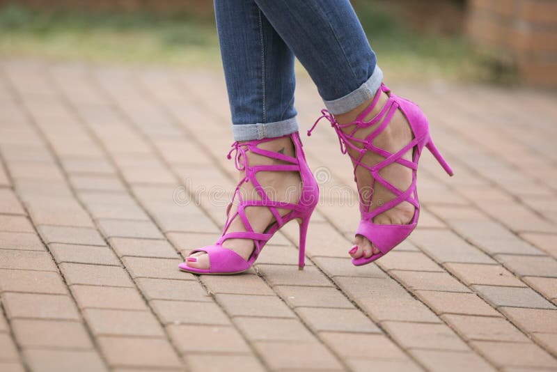 Chaussures Roses De Haut Talon Image stock - Image du femme, promenades ...