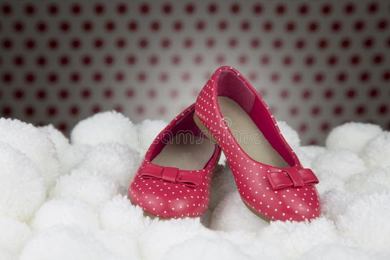 Chaussures Rouges Avec Des Points De Polka Pour Des Filles Image stock ...