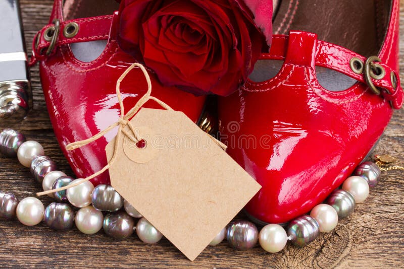 Chaussures Rouges Avec La Fleur Rose Photo stock - Image du chaussure ...