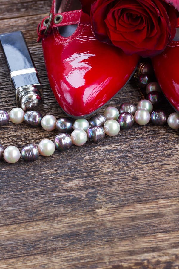 Chaussures Rouges Avec La Fleur Rose Photo stock - Image du amour ...