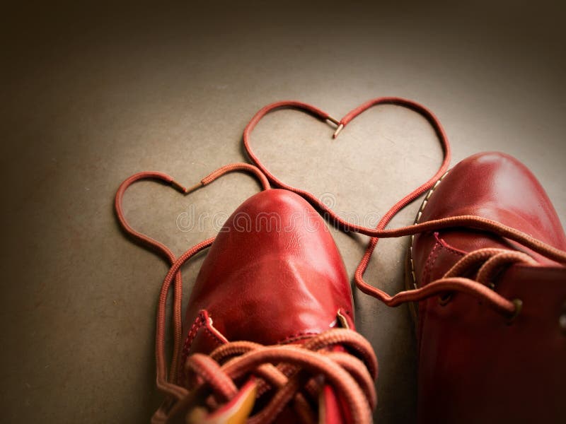 Chaussures Rouges Avec Le Coeur. Photo stock - Image du sportif, rouge ...