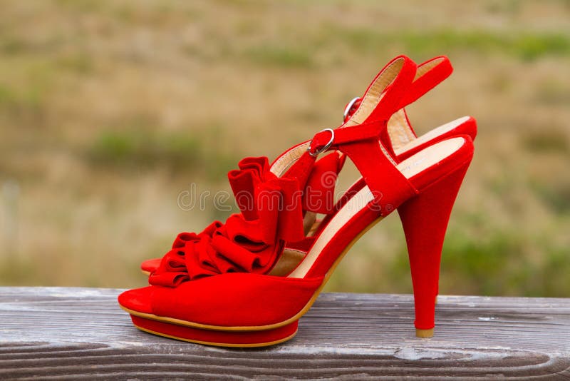 Chaussures Rouges De Mariage Photo stock - Image of lumineux, stylet ...