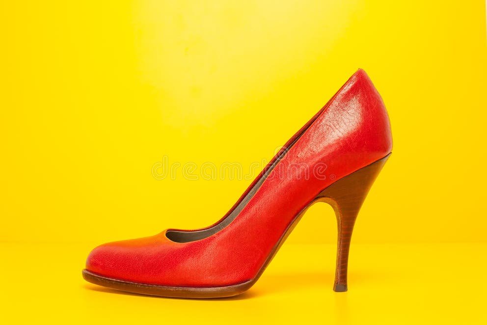 Chaussures Rouges De Talons Hauts Photo stock - Image du lumineux ...