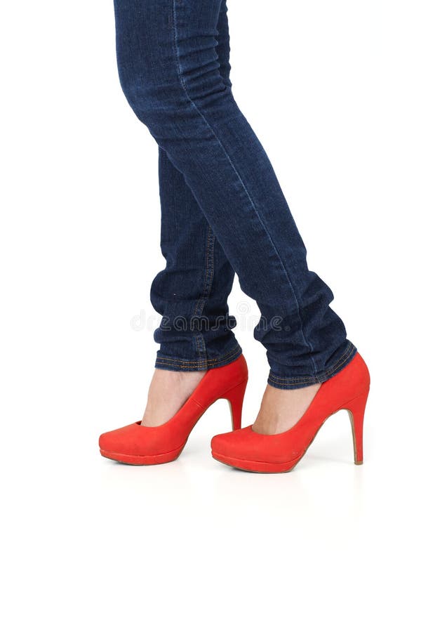 Jambes En Jean Et Chaussures Rouges à Talons Hauts Photo stock - Image ...
