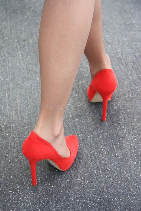 Jambes Avec Des Chaussures à Talons Hauts Image stock - Image of ...