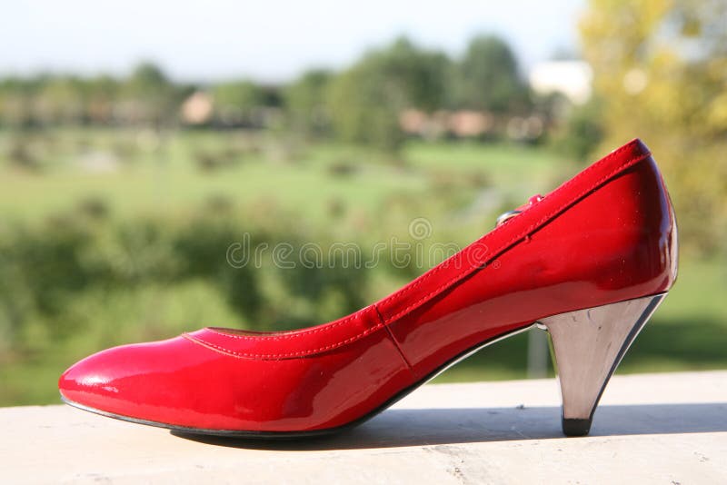 Chaussure rouge Wedding photo stock. Image du espérances - 6593858