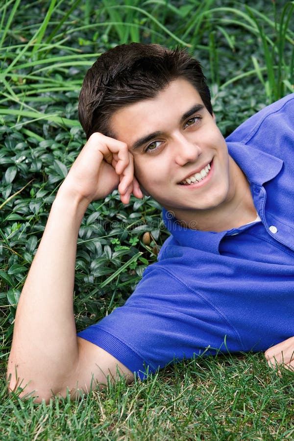 Chaval hermoso imagen de archivo. Imagen de muchacho, hierba - 1804663