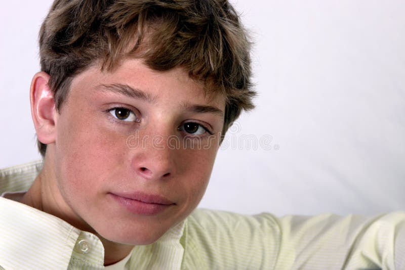 Retrato de un hombre joven foto de archivo. Imagen de hombre - 269284