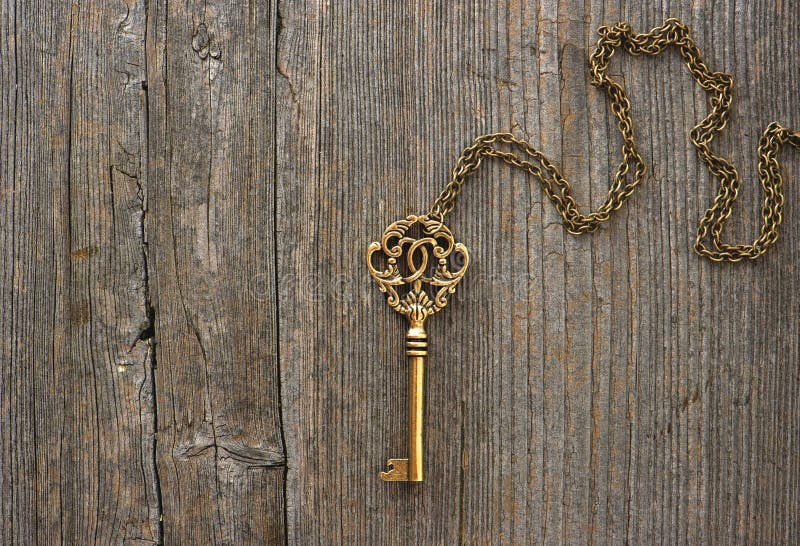 Chave Dourada Antiga Sobre O Fundo De Madeira Imagem de Stock - Imagem ...