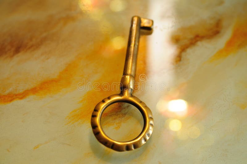 Chave velha em uma mesa imagem de stock. Imagem de fulgor - 5719771