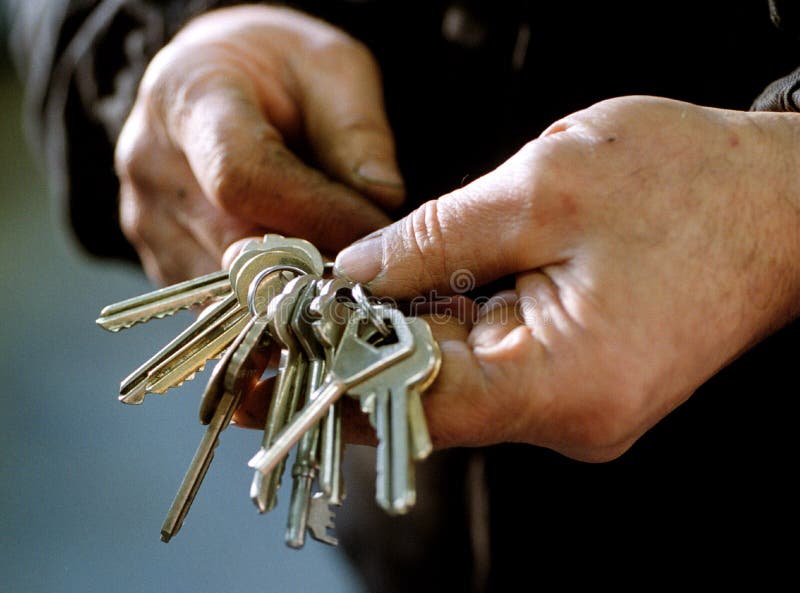 Homem Que Prende Chave Grande Fotos De Stock - Baixe 20 Fotos Royalty Free