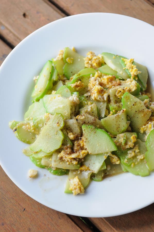 Chayote Sofrito Con Los Huevos Imagen de archivo - Imagen de bebida ...