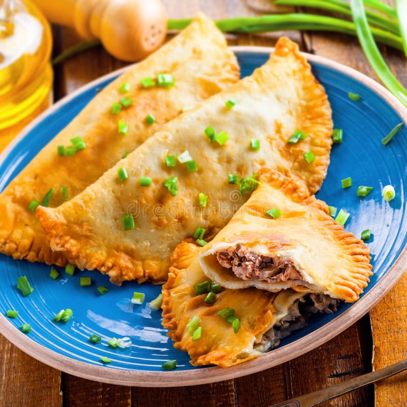 Chebureki En Una Placa, Pasteles De La Carne Imagen de archivo - Imagen ...