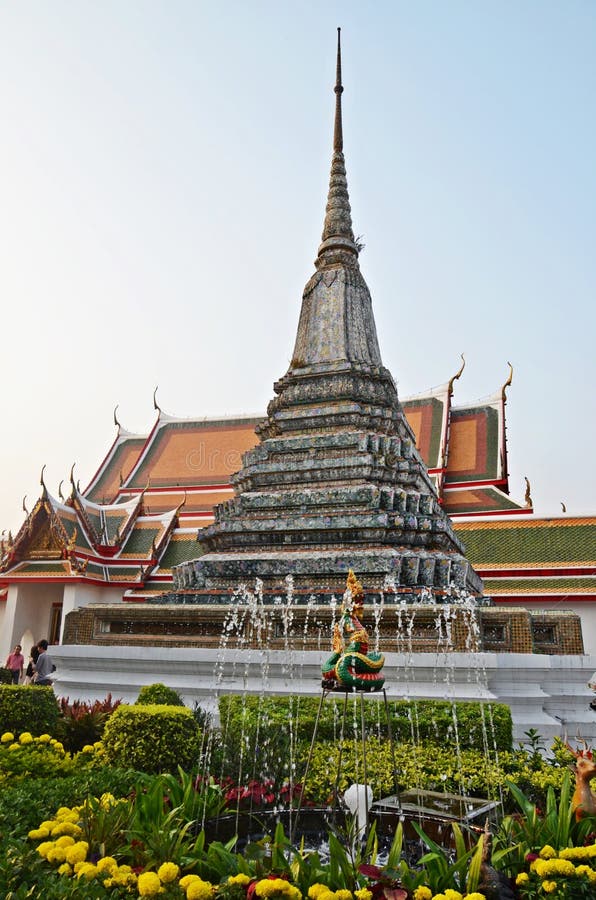 Chedi in the Garden Next To Wat Arun Stock Image - Image of roof, chedi ...