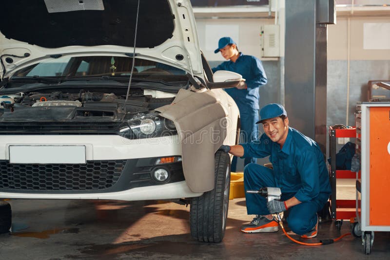 Mechanis changing wheels stock photo. Image of repairman - 124454546