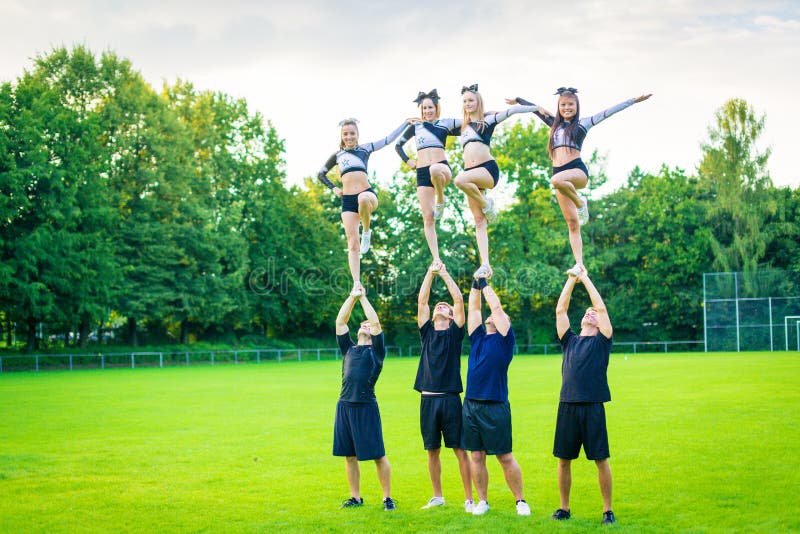 Cheerleader Team Practicing Stockbild - Bild von foto, frau: 106508275
