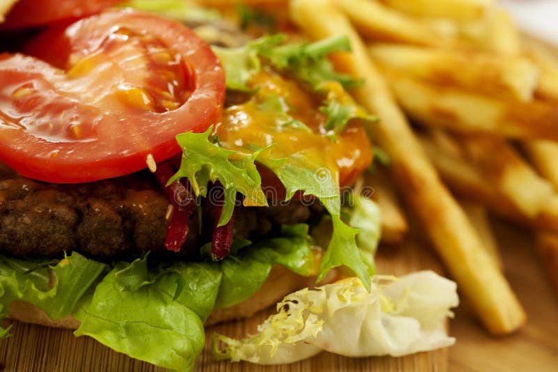 Cheeseburger Auf Dem Brett Mit Pommes Frites Stockbild - Bild von ...