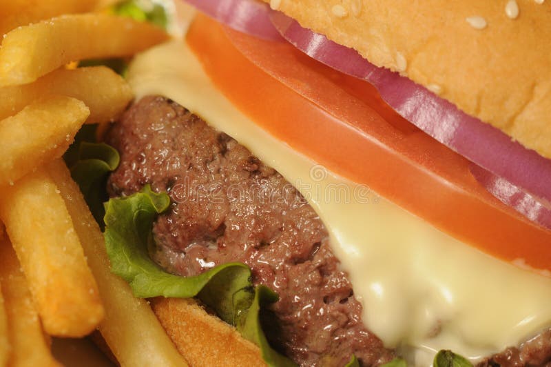 Cheeseburger Und Pommes-Frites Stockbild - Bild von gegrillt ...