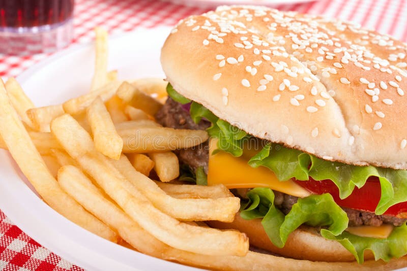 Cheeseburger Und Pommes-Frites Stockbild - Bild von gegrillt ...
