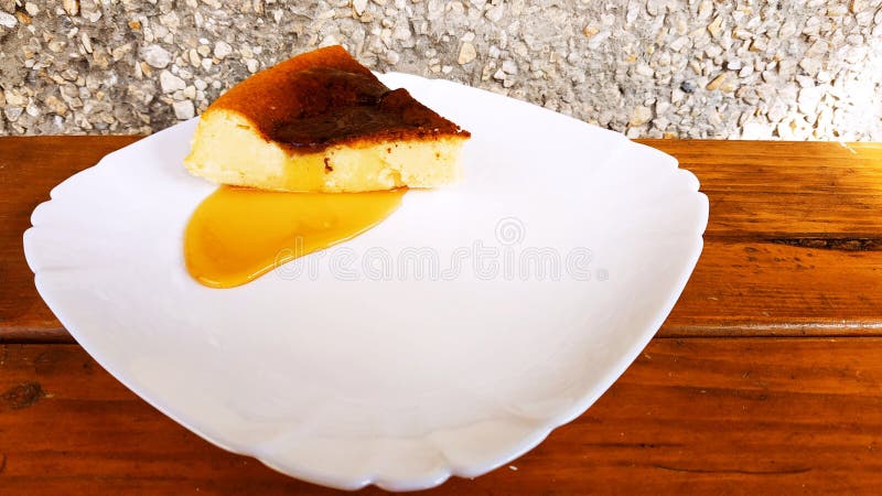 Cheesecake De Comida Em Uma Placa Derramada Com Xarope Imagem de Stock ...