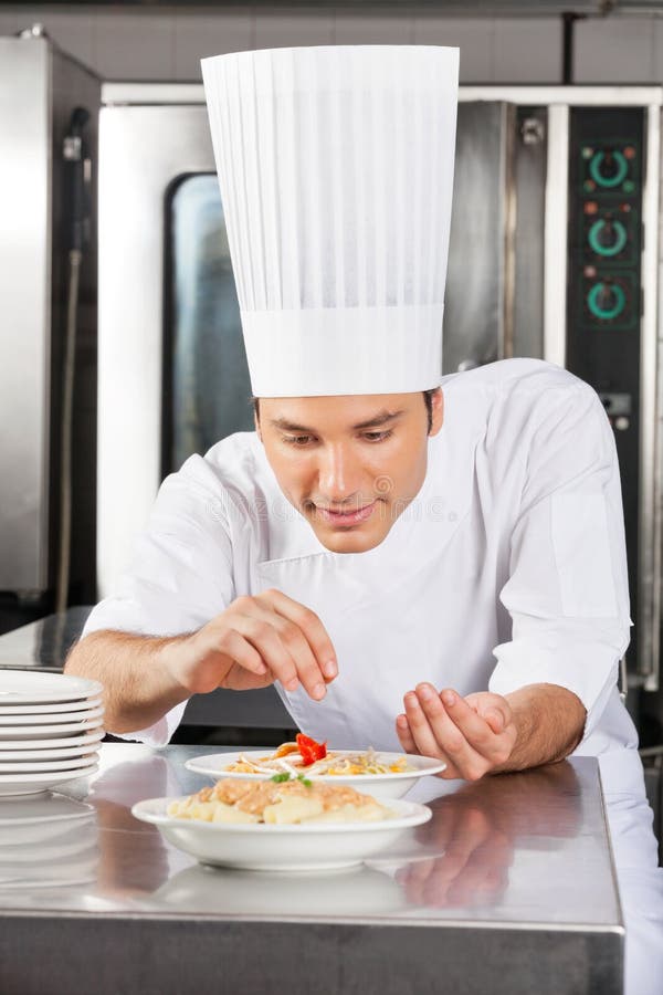 Chef-Adding Spices To-Teller Stockbild - Bild von besetzung, kaukasisch ...
