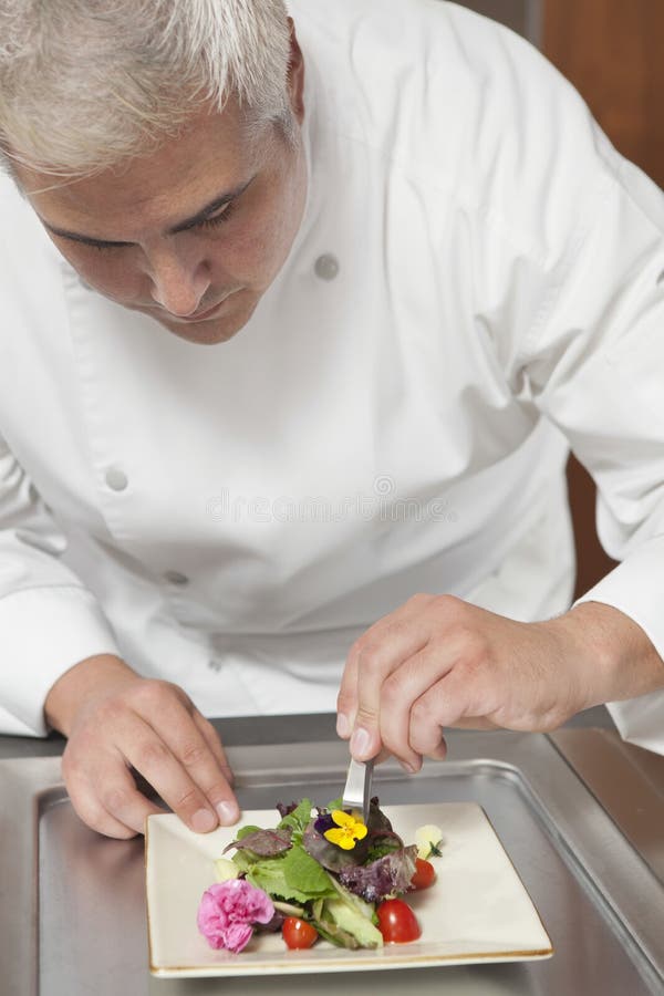 Chef Arranging Edible Flowers Sur La Salade Image stock - Image du ...