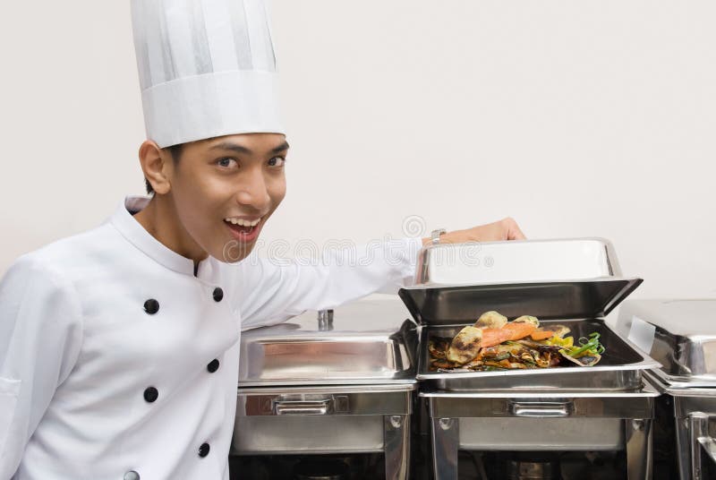 Cuisinier De Sourire De Chinois Dans La Cuisine Image stock - Image du ...