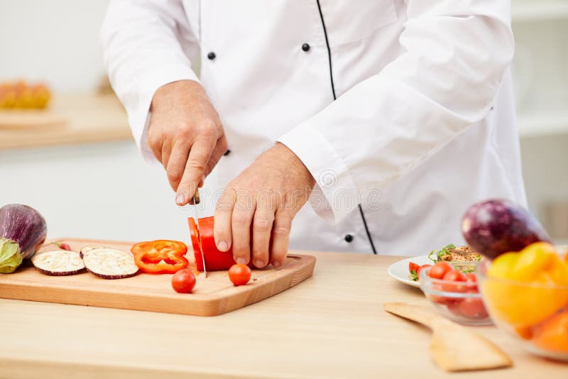 Chef Cortando Verduras Cerradas Foto de archivo - Imagen de corte ...