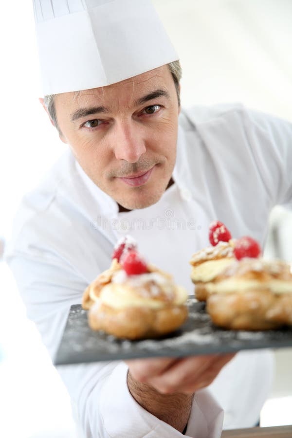 Chef De Repostería En La Cocina Imagen de archivo - Imagen de brazos ...