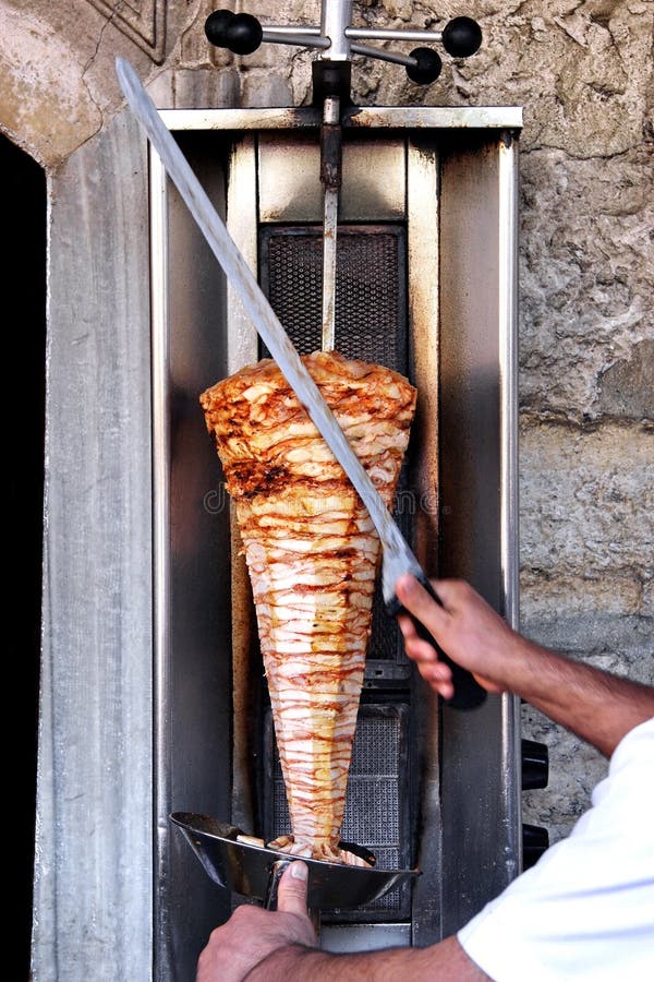 Chef, der kebab schneidet stockbild. Bild von bratrost - 9995063