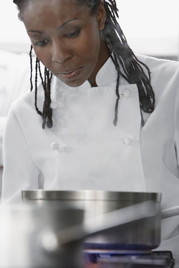 Chef Féminin Cooking in Kitchen Image stock - Image du femelle ...