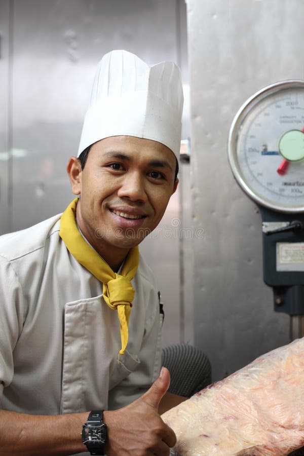 Duim op chef-kok stock foto. Image of twee, glimlach, hotel - 4594982