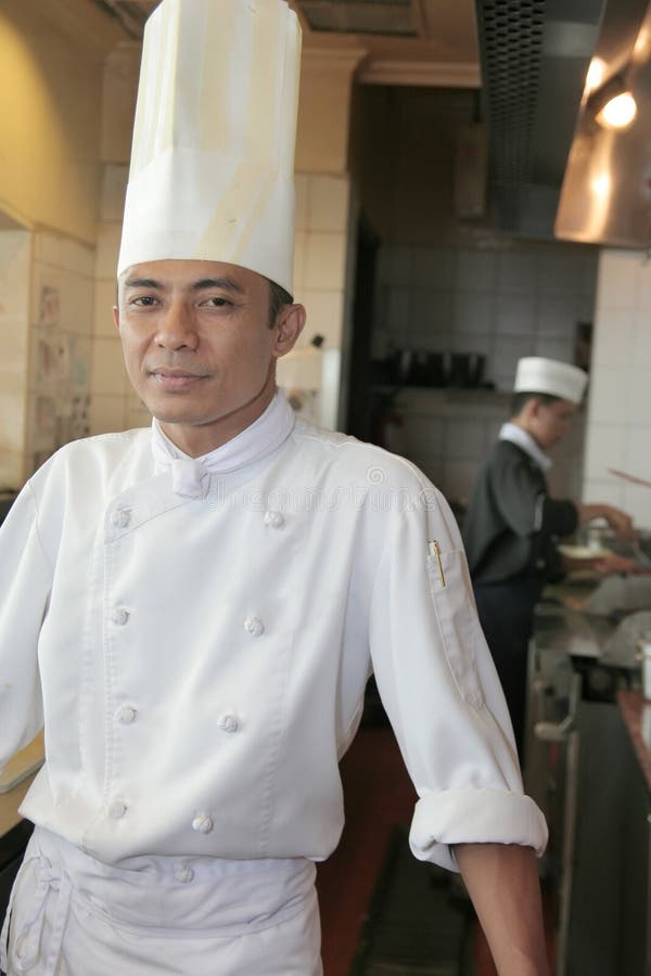 Het Koken Van De Chef-kok Bij Keuken Stock Afbeelding - Image of plak ...