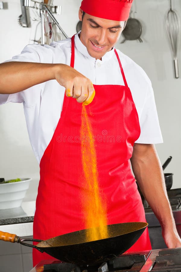 Chef-kok Adding Turmeric Powder in Pan Stock Foto - Image of zeker ...