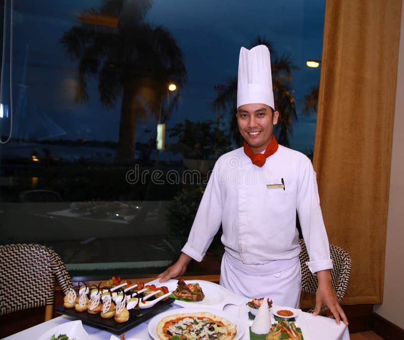 Chef-kok bij restaurant stock afbeelding. Image of industrie - 12992161