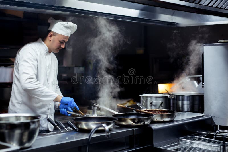 Chef-kok Die Aan De Keuken Werken Stock Foto - Image of snel, koken ...